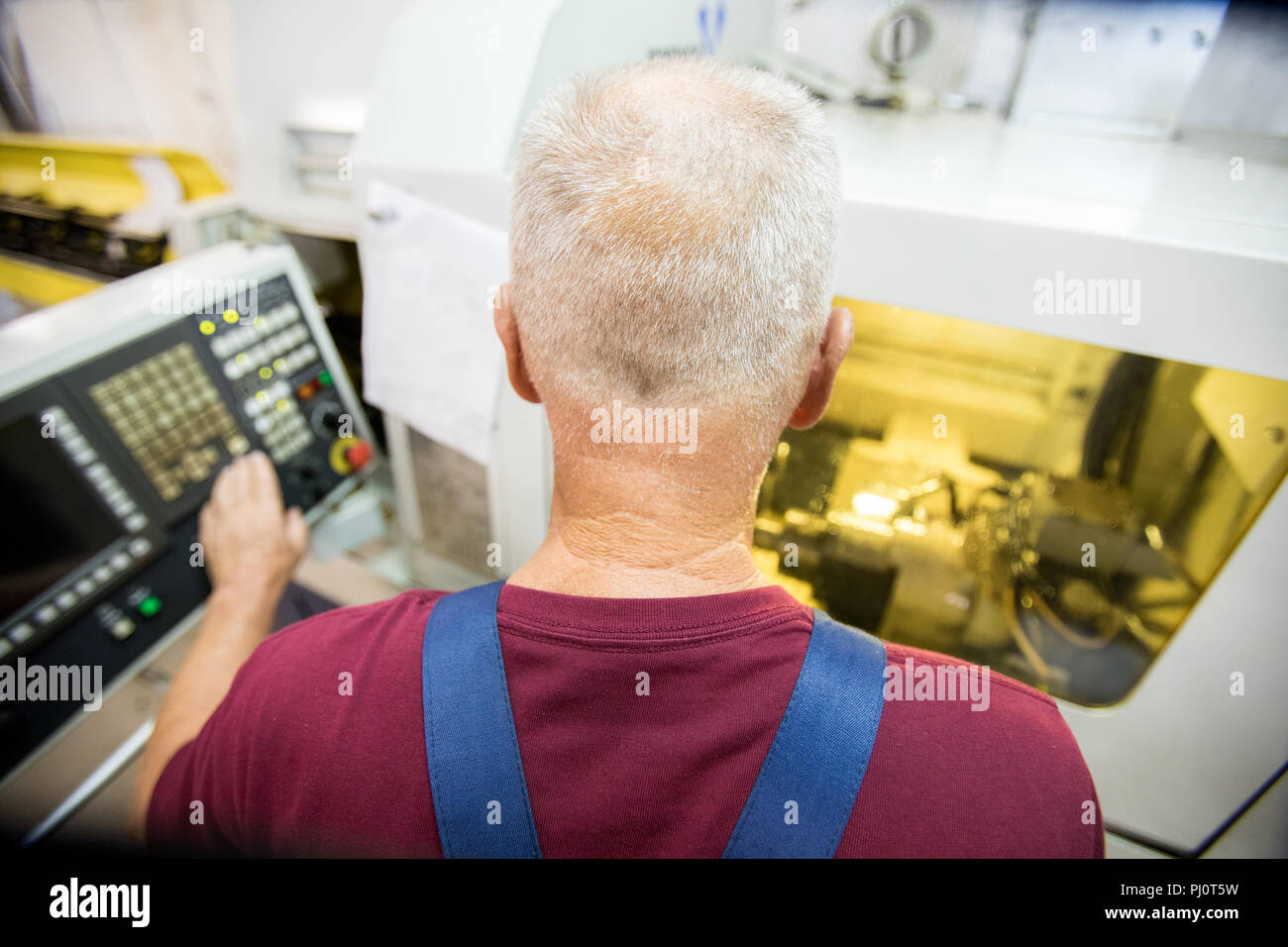 Senior engineering hi-res stock photography and images - Alamy
