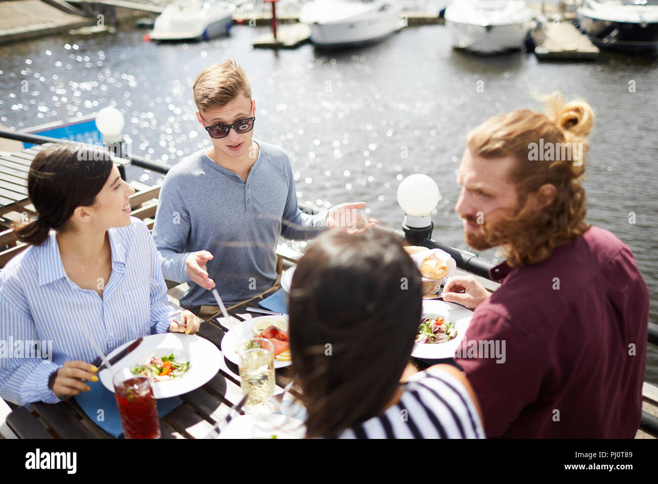Woman lunch cafe outdoor hi-res stock photography and images - Alamy