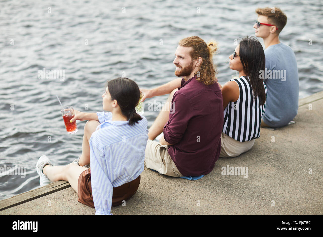 Young couple having drinks hi-res stock photography and images - Alamy