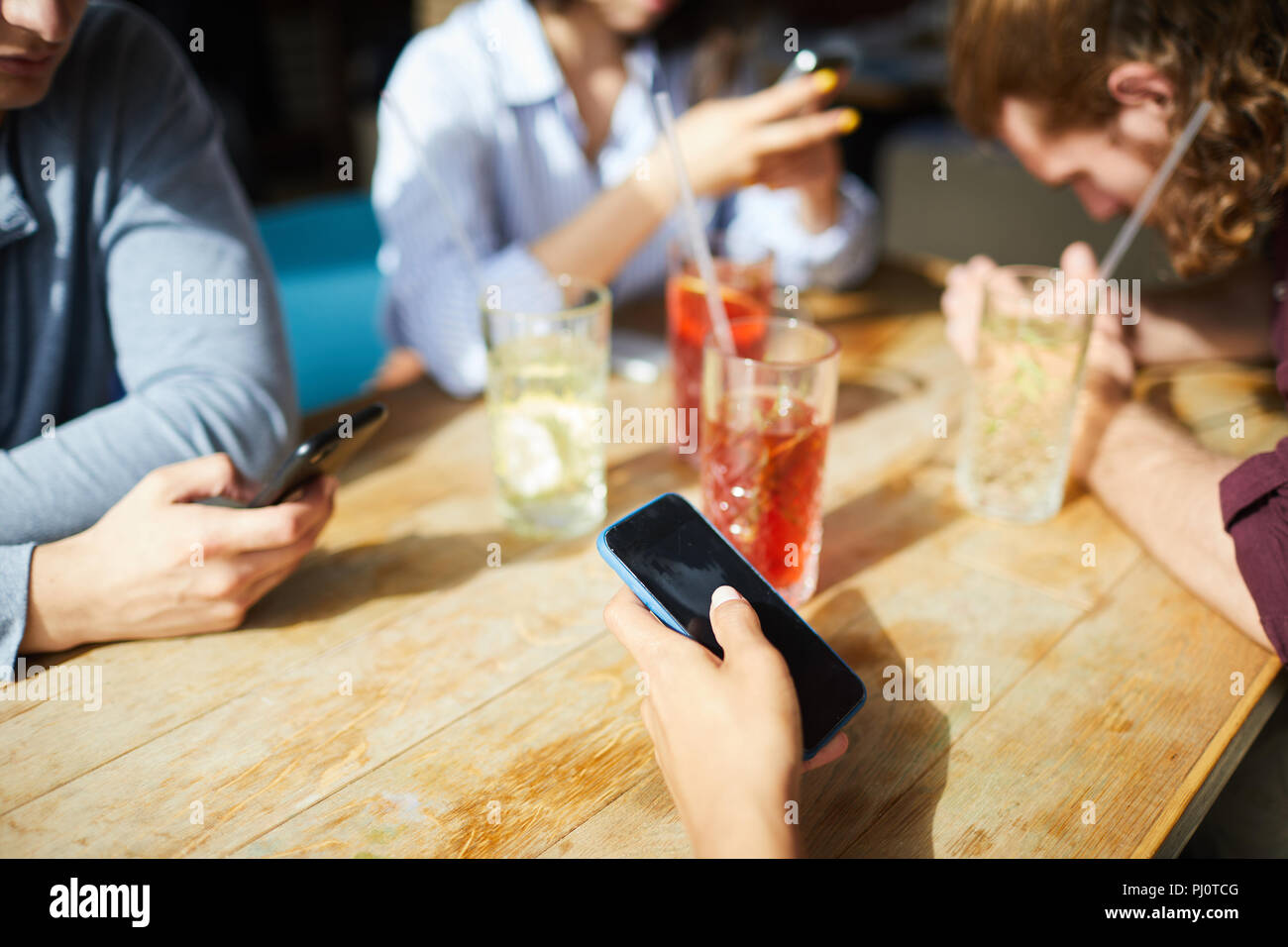 Couple table texting hi-res stock photography and images - Alamy