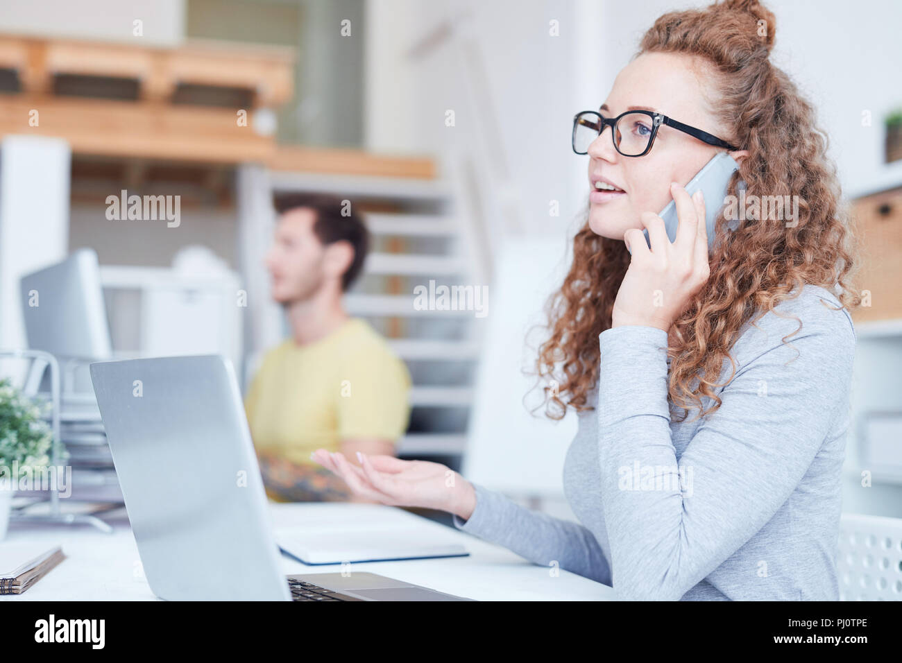 Manager consulting client Stock Photo - Alamy