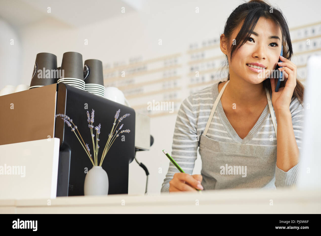 Diner waitress hi-res stock photography and images - Alamy