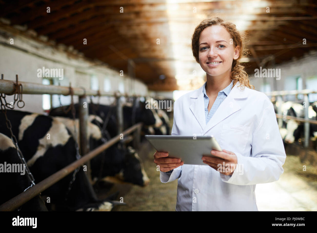Female veterinarian farm hi-res stock photography and images - Alamy