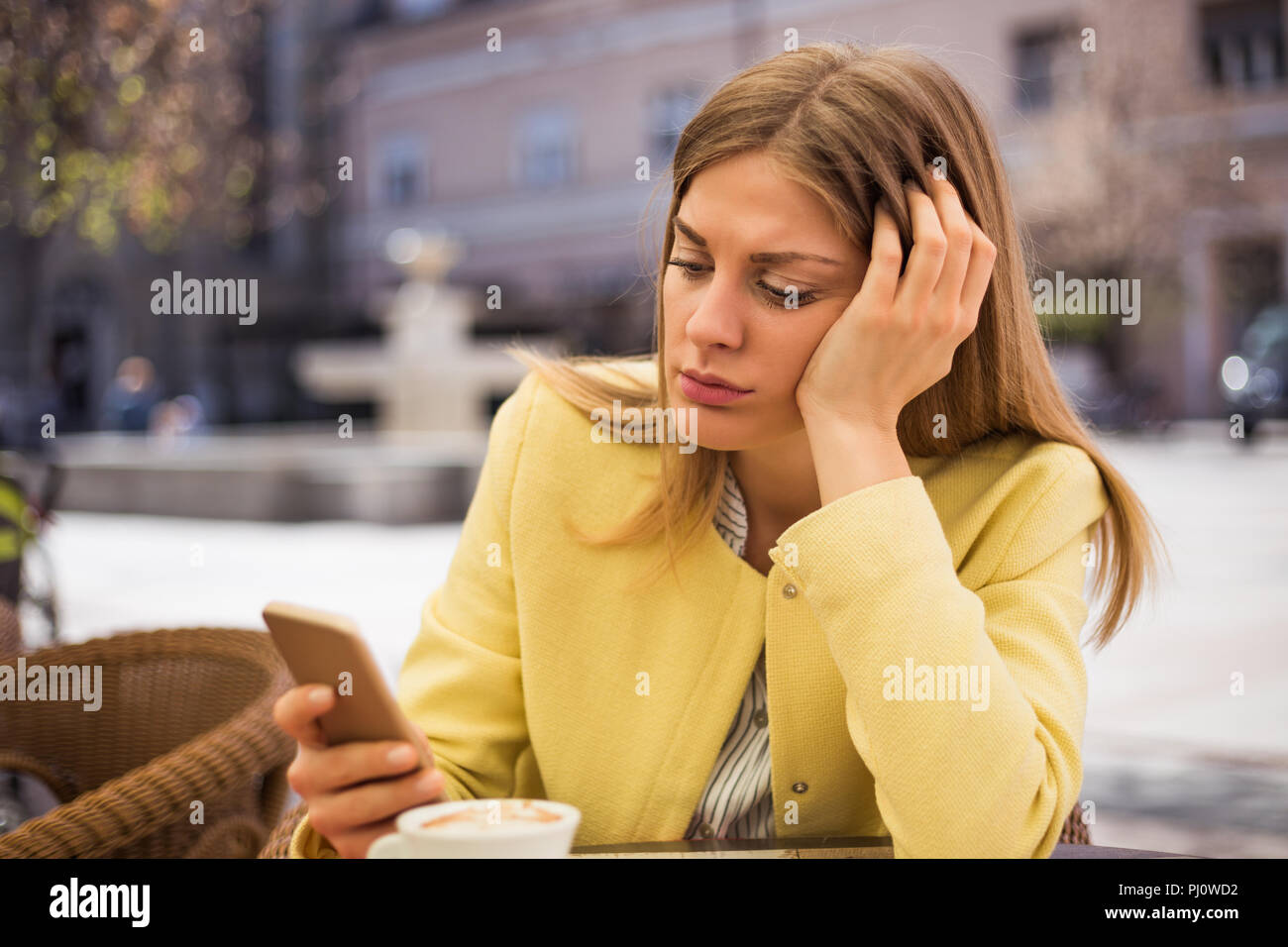 Lonely girl bar hi-res stock photography and images - Alamy