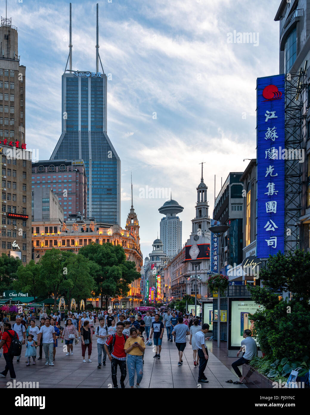 Shanghai city life hi-res stock photography and images - Alamy