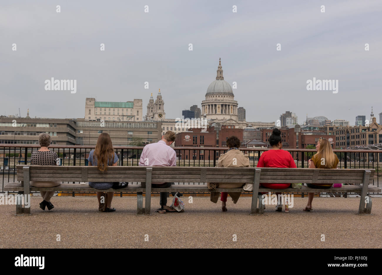 Row of seated people hi-res stock photography and images - Alamy