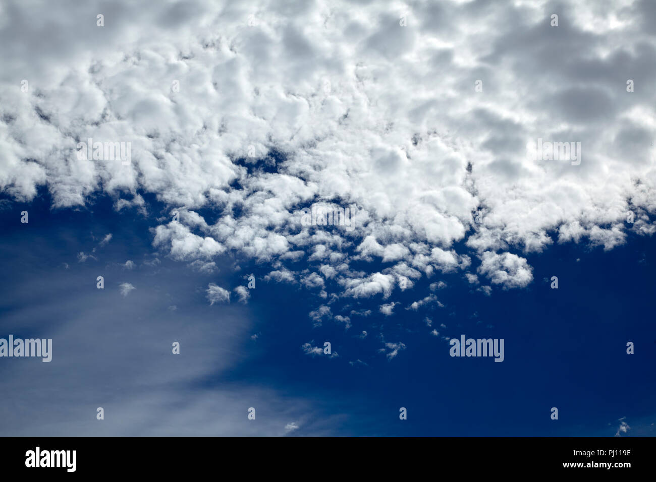 English countryside hills blue sky hi-res stock photography and images ...