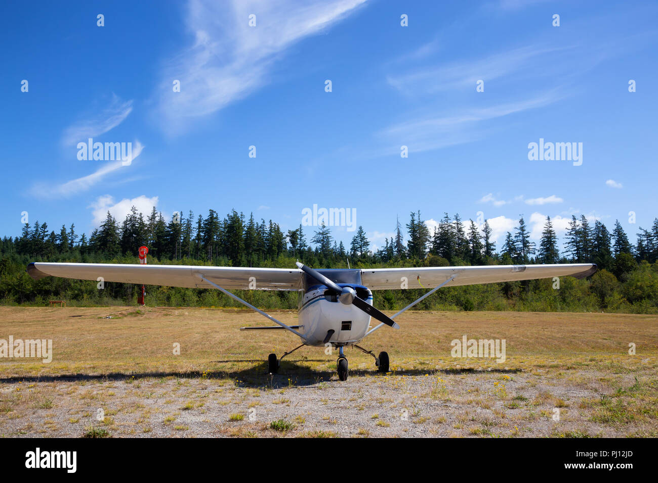 Single engine cessna 172 airplane hi-res stock photography and images ...