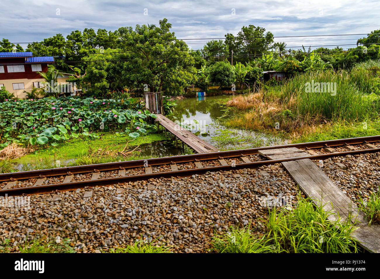 Train crossing bridge over highway hi-res stock photography and images ...