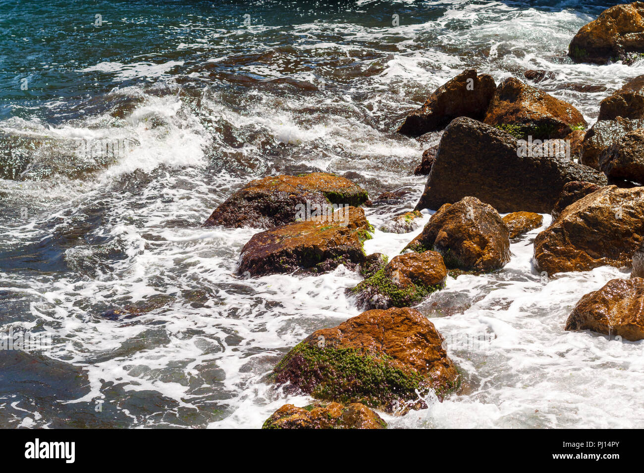 Waves beating on the rocks hi-res stock photography and images - Alamy