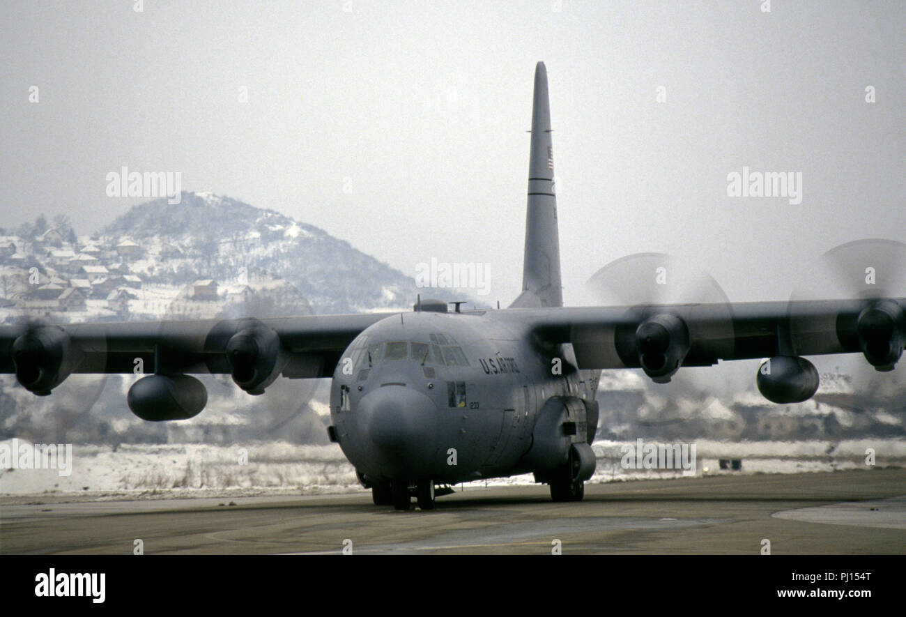 Military Lockheed C 130 Hercules Landing Stock Photos & Military ...