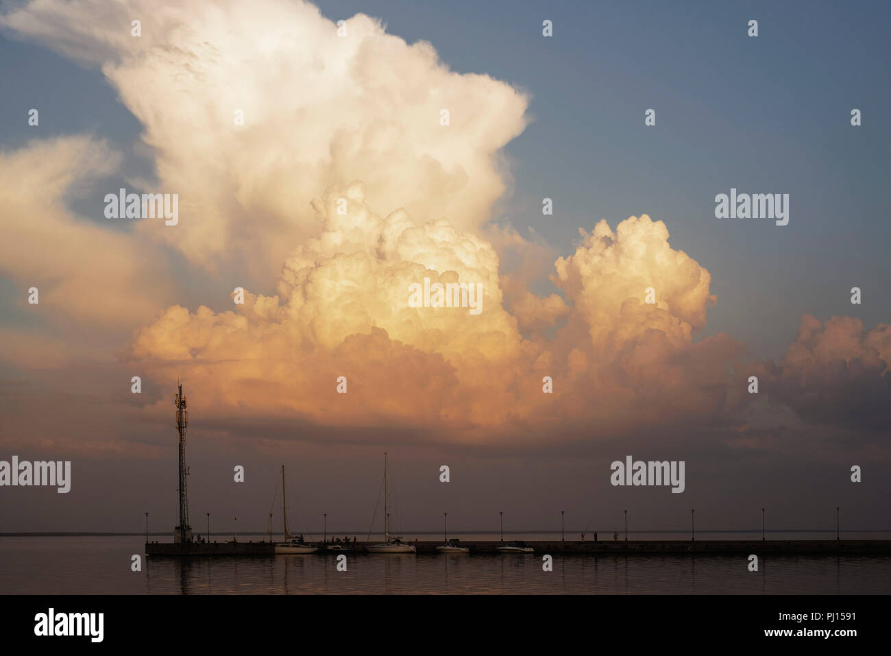 Big cloud hi-res stock photography and images - Alamy