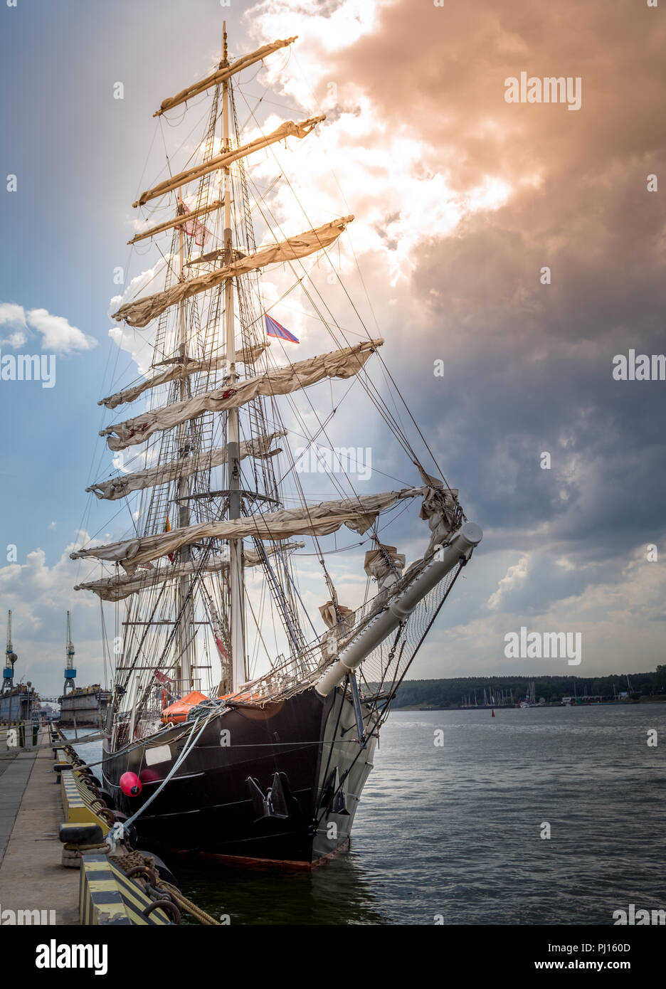 Tallship rope hi-res stock photography and images - Alamy