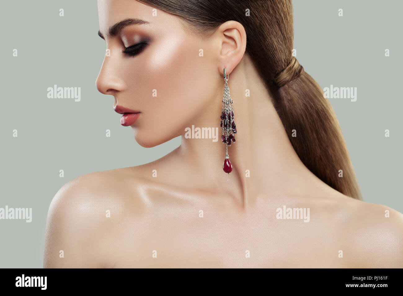 Profile woman hi-res stock photography and images - Alamy