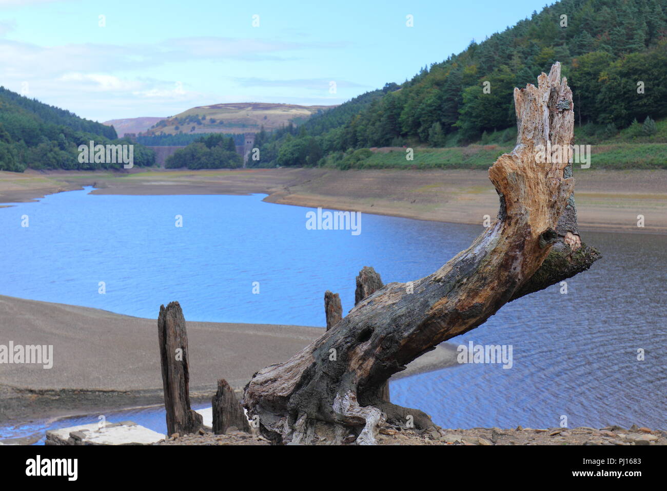 Howden reservoir dam hi-res stock photography and images - Alamy