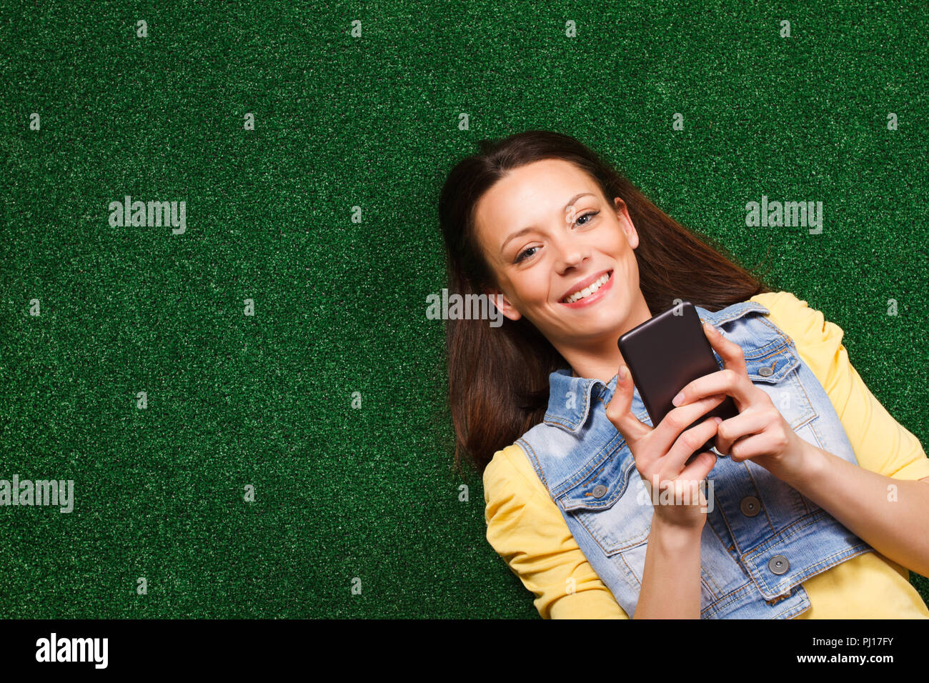 Woman looking horizontal green screen hi-res stock photography and ...