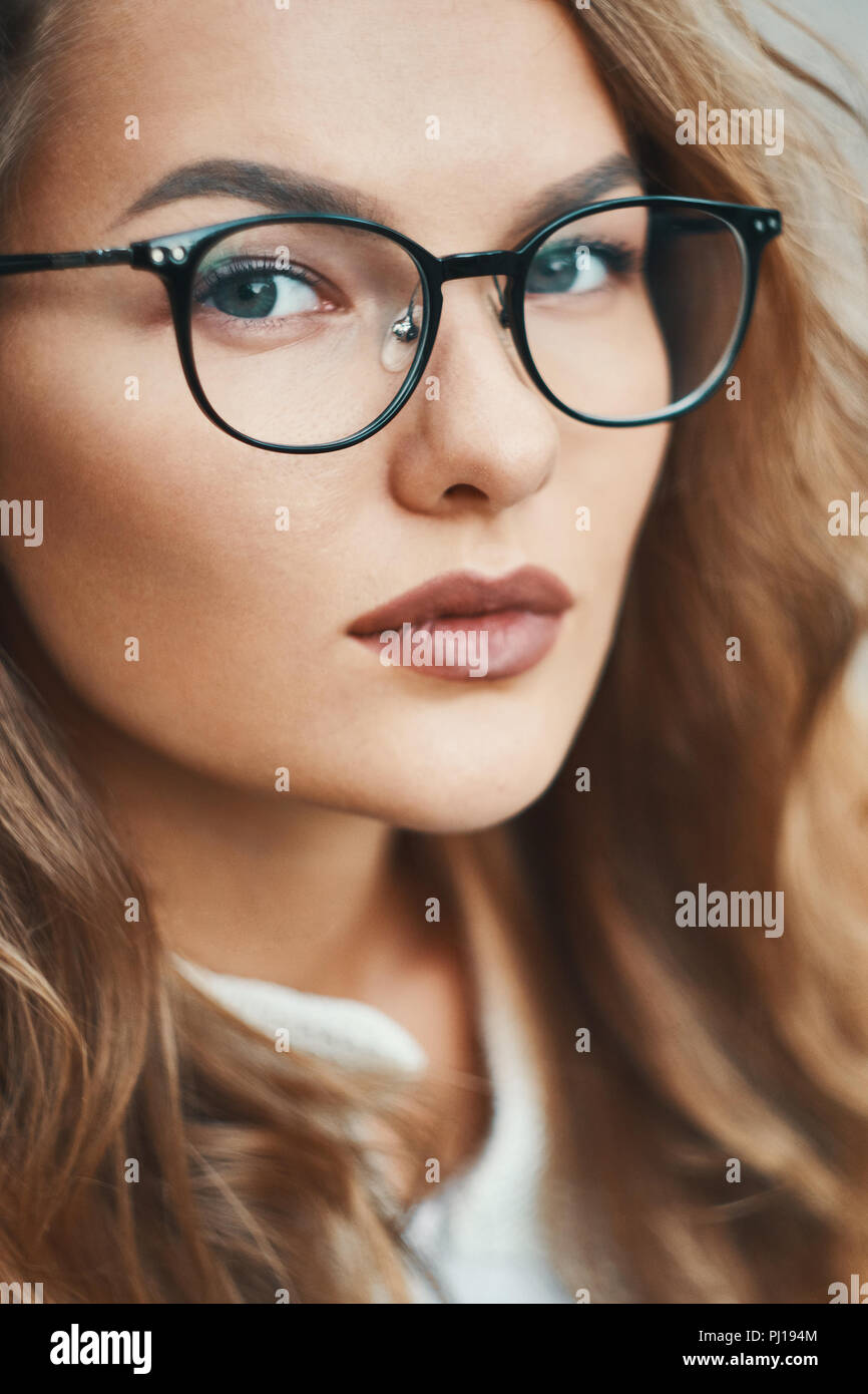 Full lips hi-res stock photography and images - Alamy