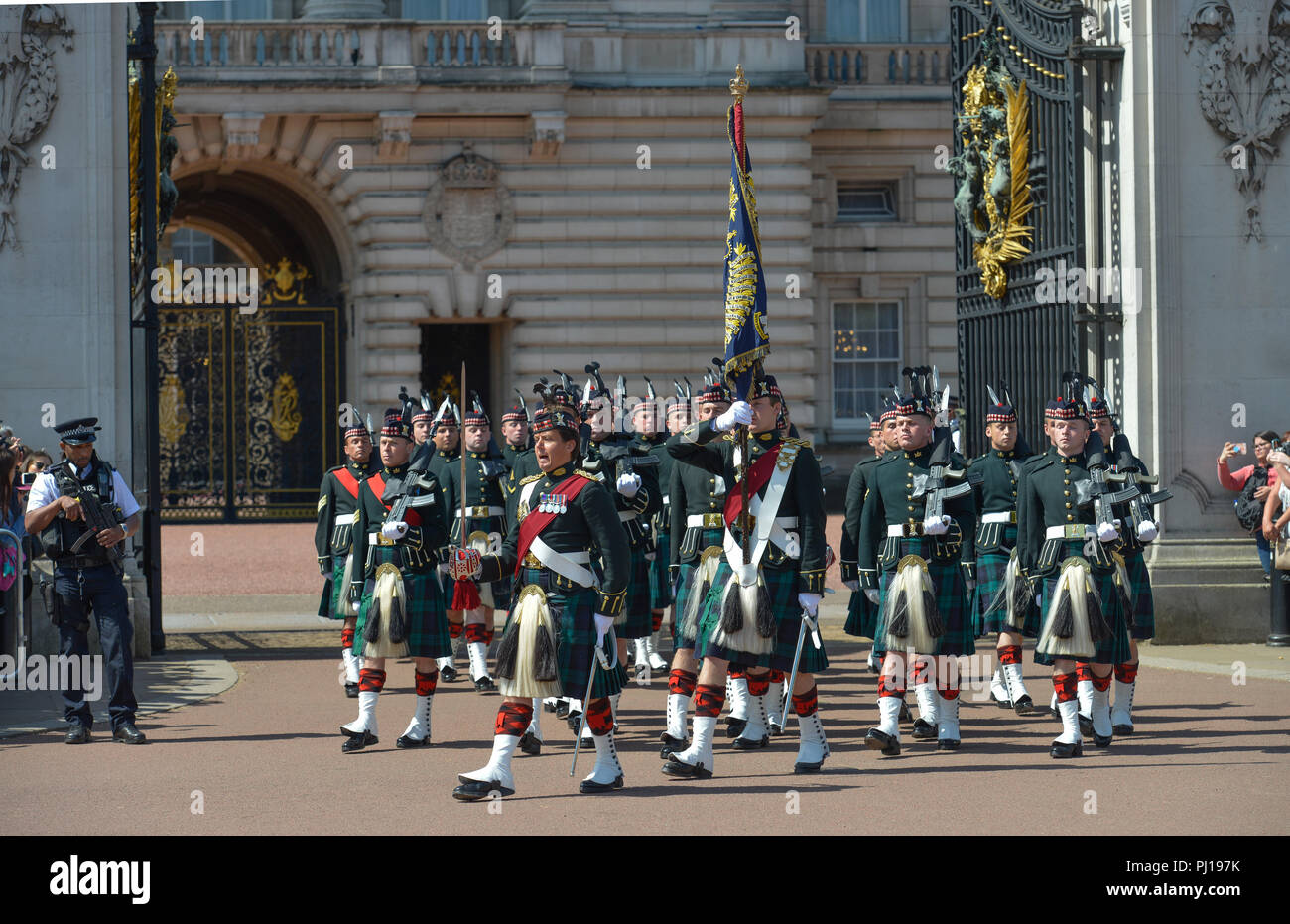 Royal Regiment of Scotland, Changing of the guards, Buckingham Palace ...