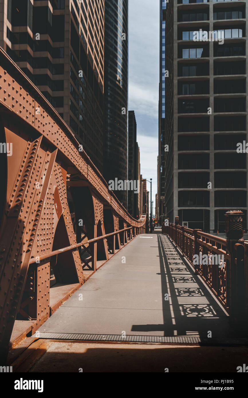 Bridge over chicago river hi-res stock photography and images - Alamy