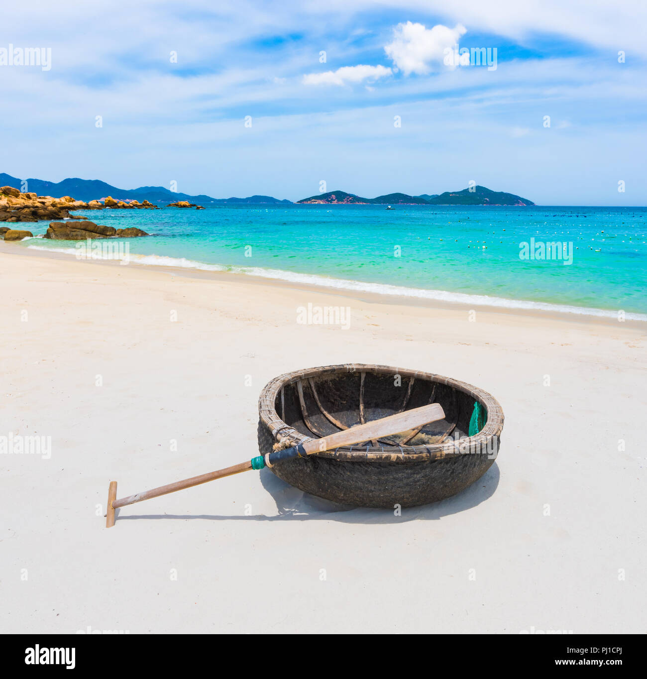 Round woven basket boat hi-res stock photography and images - Alamy