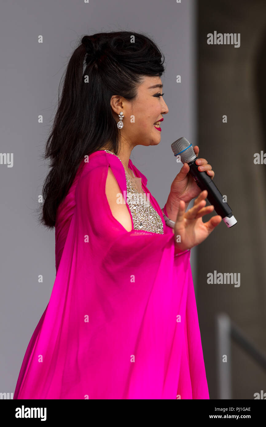 Chinese female singer hi-res stock photography and images - Alamy