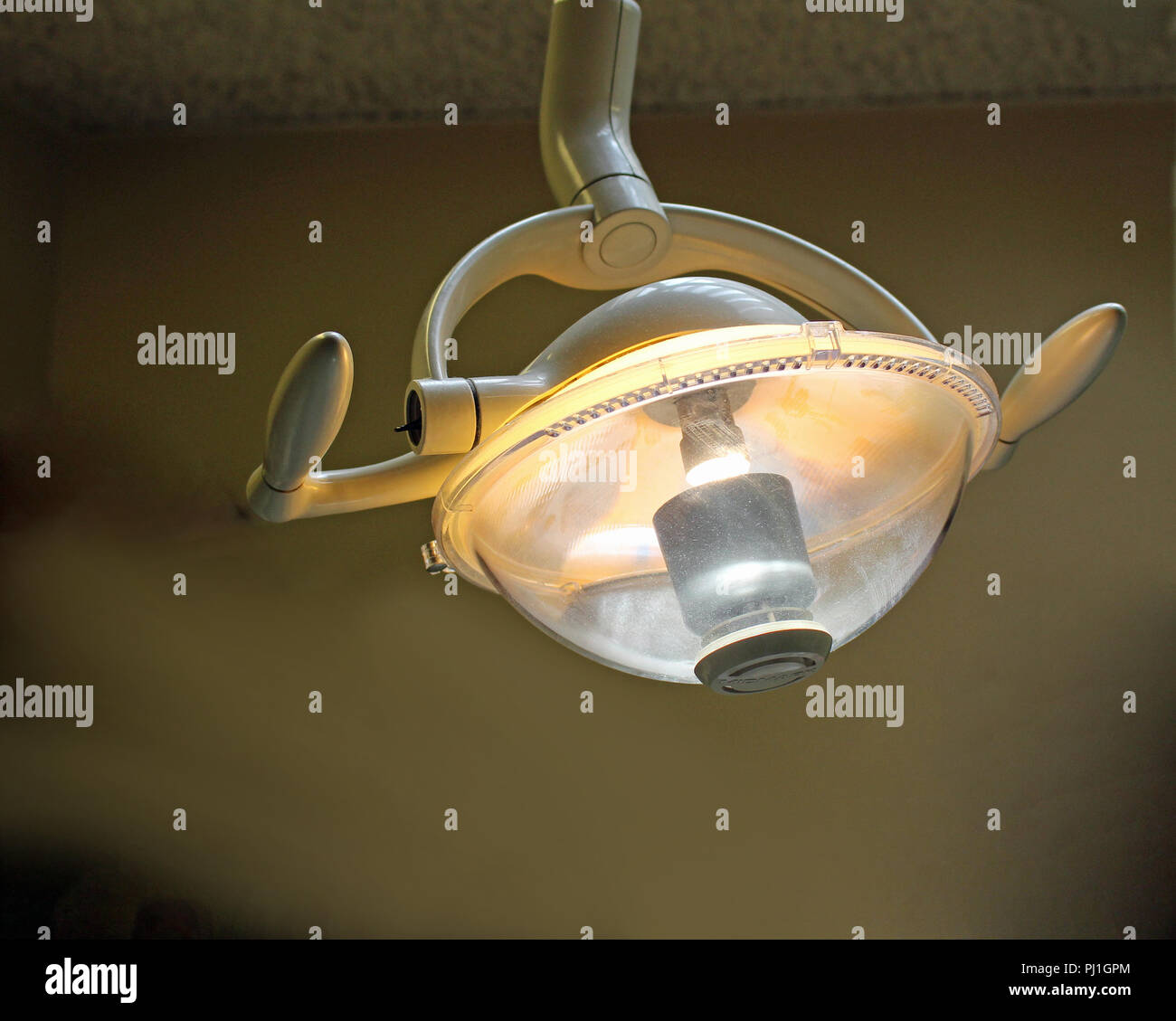 Surgical light hi-res stock photography and images - Alamy