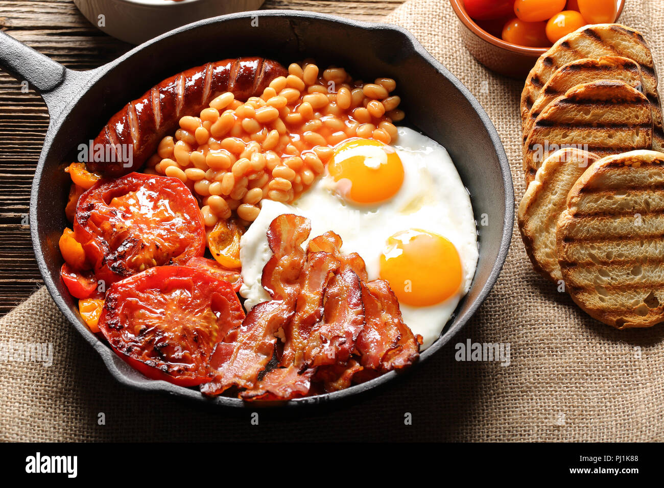Full english breakfast fry up egg bacon sausage tomato hi-res stock ...