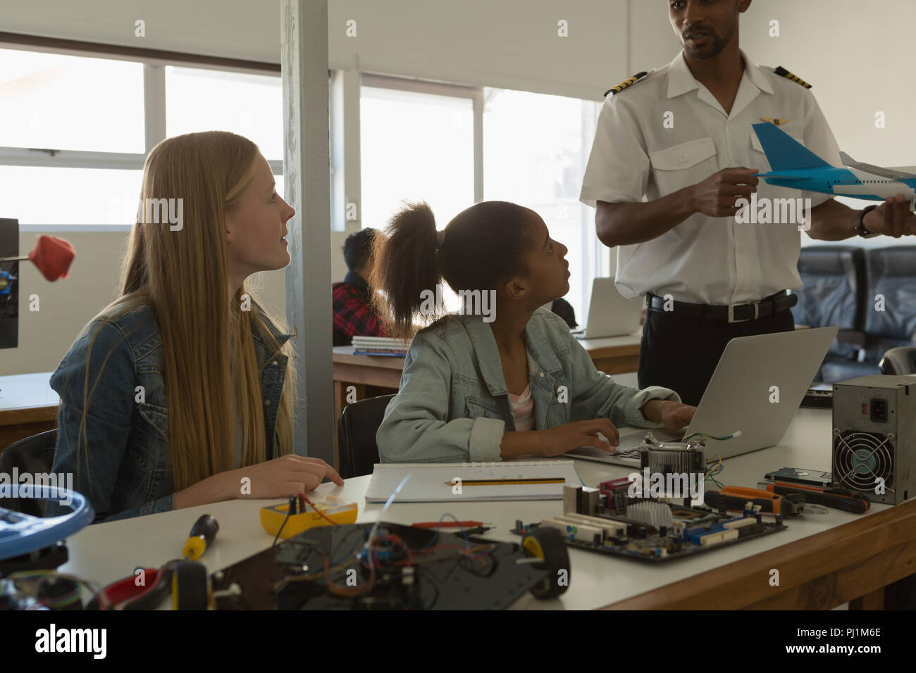 Child giving presentation class hi-res stock photography and images - Alamy