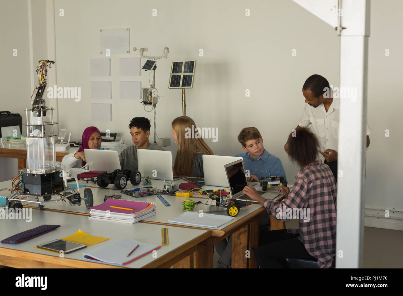Mature students talking hi-res stock photography and images - Alamy