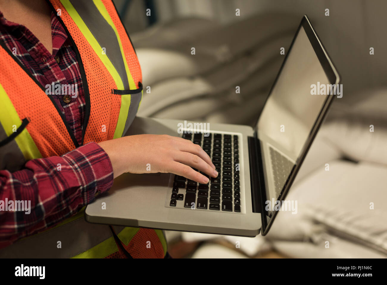 Female technology worker hi-res stock photography and images - Alamy
