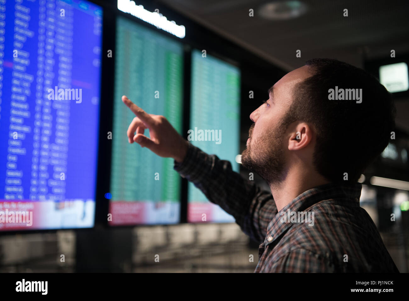 Man time table station hi-res stock photography and images - Alamy