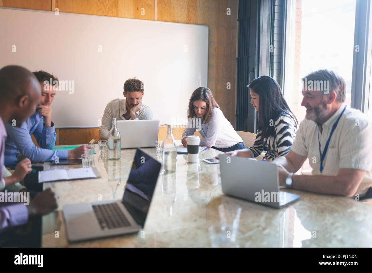 Modern conference room people hi-res stock photography and images - Alamy