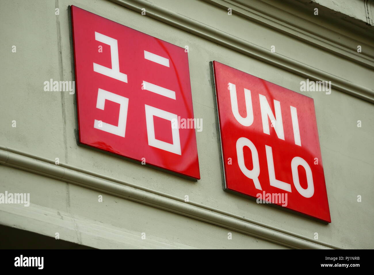 Uniqlo sign logo hi-res stock photography and images - Alamy