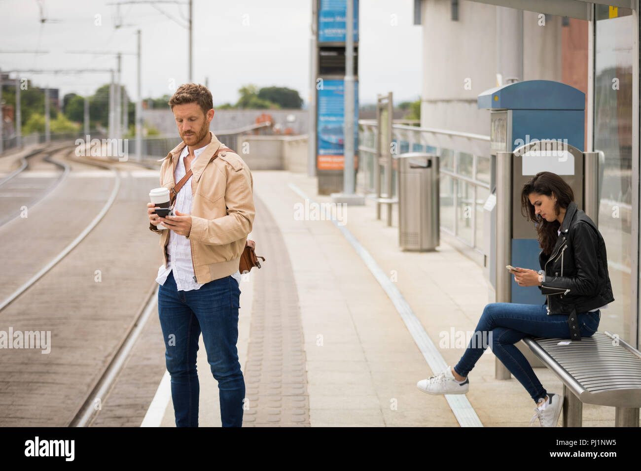 Commuter platform hi-res stock photography and images - Alamy