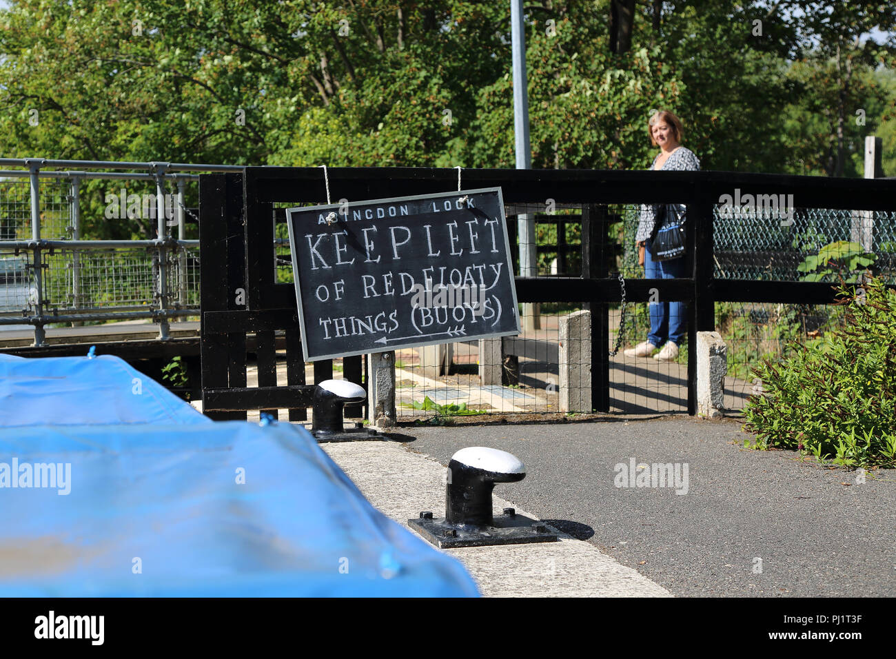 An Amusing Instruction At An Abingdon Oxfordshire UK Lock Advising Boaters To Keep Left Stock 