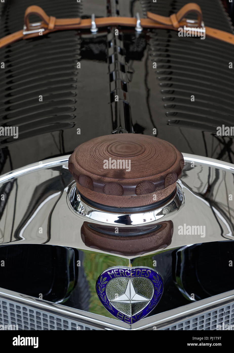 Classic mercedes badge hi-res stock photography and images - Alamy