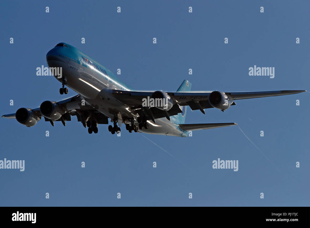 Boeing 747 8 flying hi-res stock photography and images - Alamy