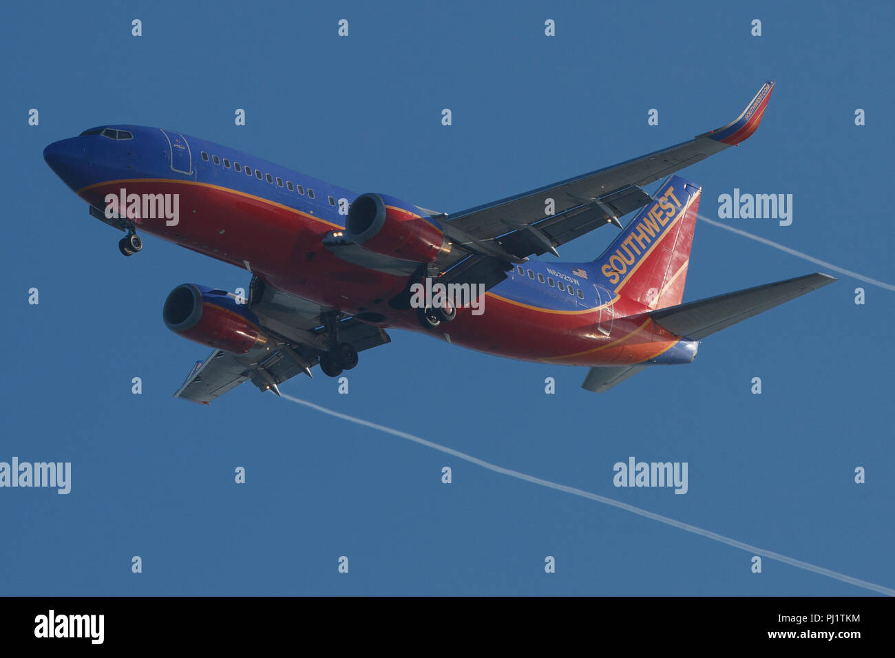 Boeing 737-3H4 (N632SW) operated by Southwest Airlines on approach to ...