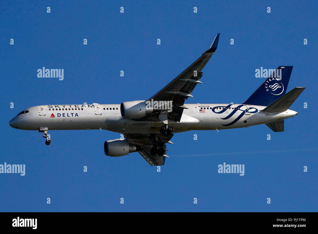 Boeing 757-231 (N705TW) operated by Delta Air Lines with the SkyTeam ...