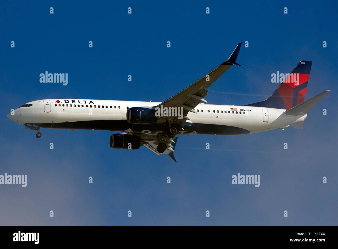 Boeing 737-932ER (N865DN) operated by Delta Air Lines on approach to ...