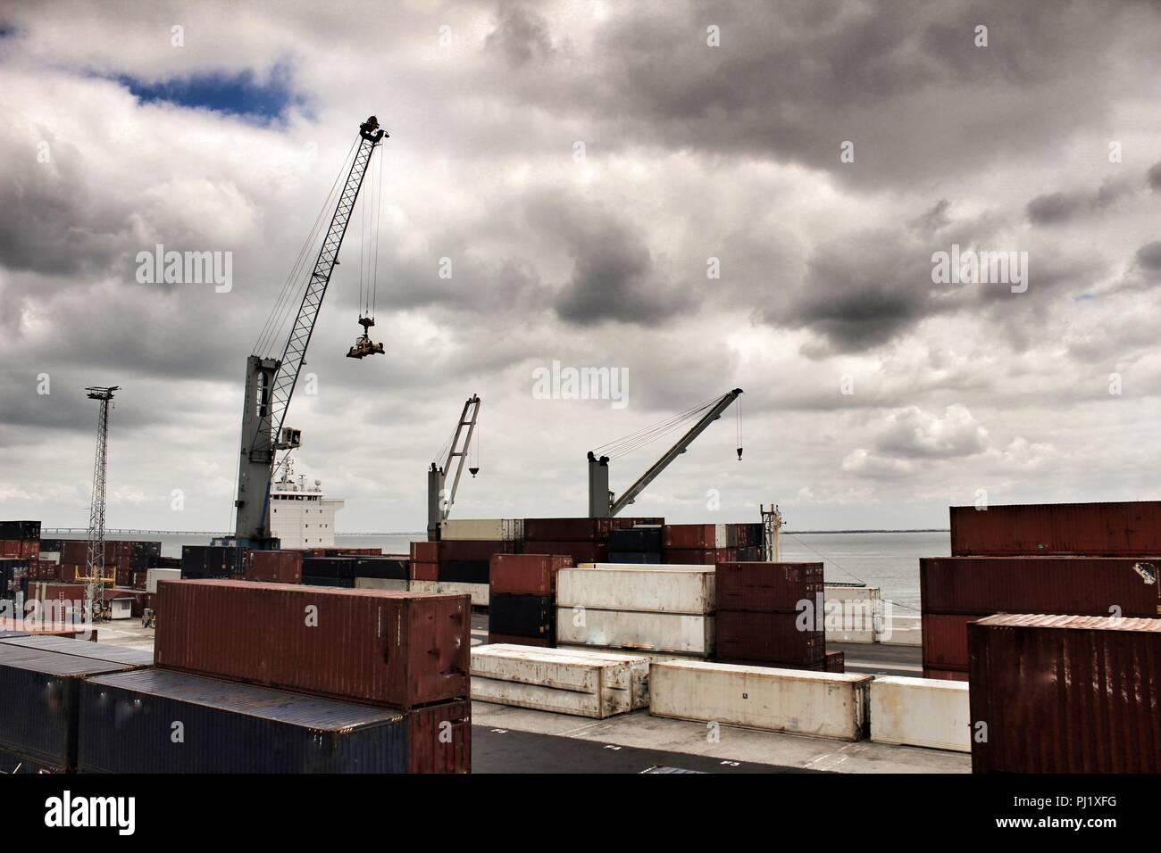 Lisbon docks crane port hi-res stock photography and images - Alamy
