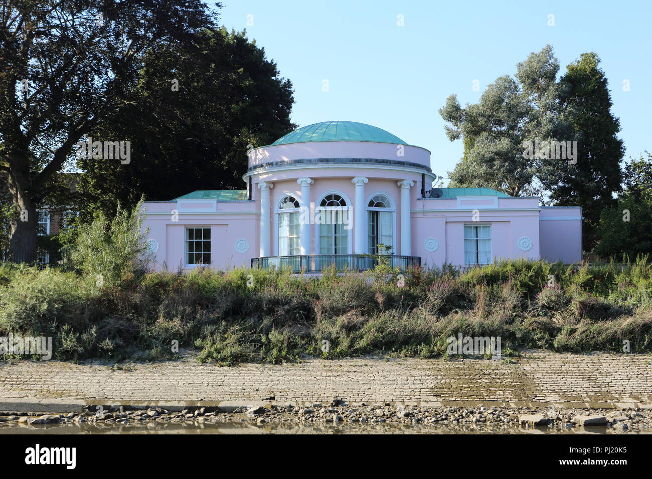Chelsea thames house boat hi-res stock photography and images - Alamy