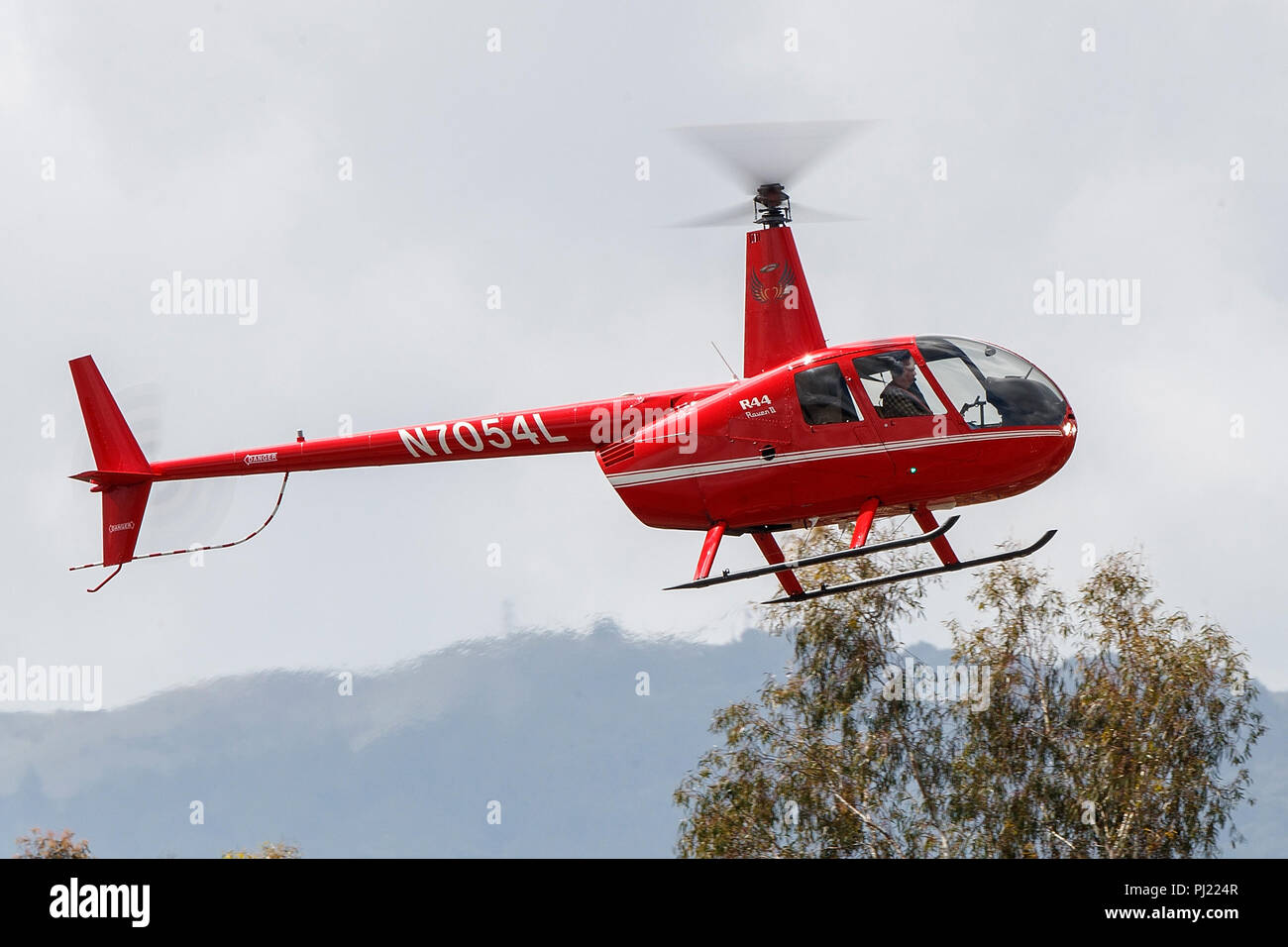 Robinson R44 II helicopter (N7054L) landing at Palo Alto Airport (KPAO ...