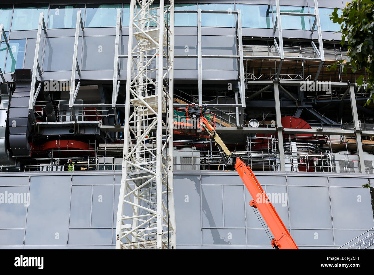 Tottenham hotspur new stadium construction hi-res stock photography and ...