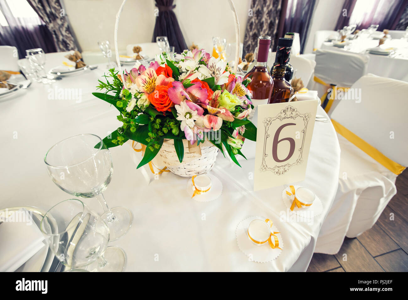 Wedding. Serving wedding table Stock Photo - Alamy