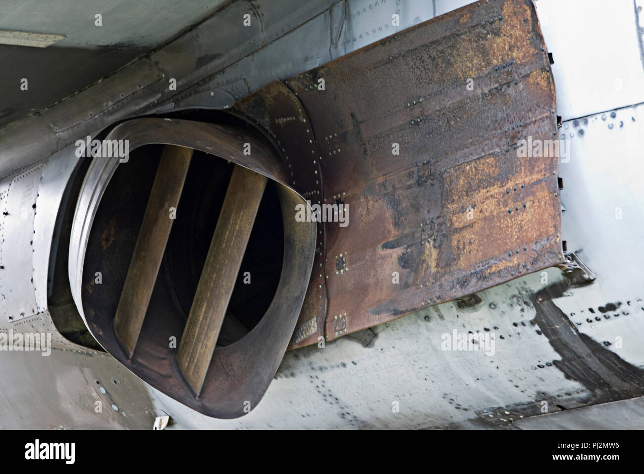 Jet aircraft thrust vectoring nozzles for vertical or short take-off ...
