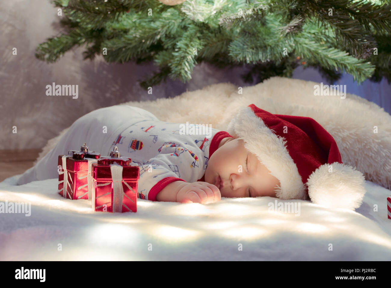 Child girl under tree sleeping hi-res stock photography and images - Alamy