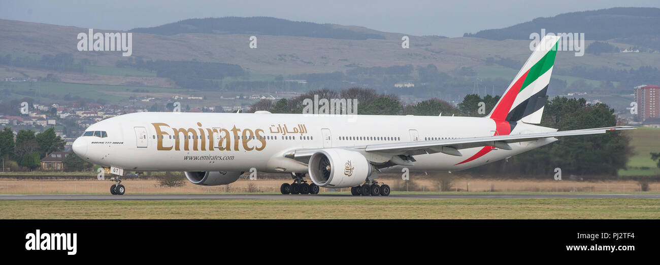 Emirates plane tail hi-res stock photography and images - Alamy