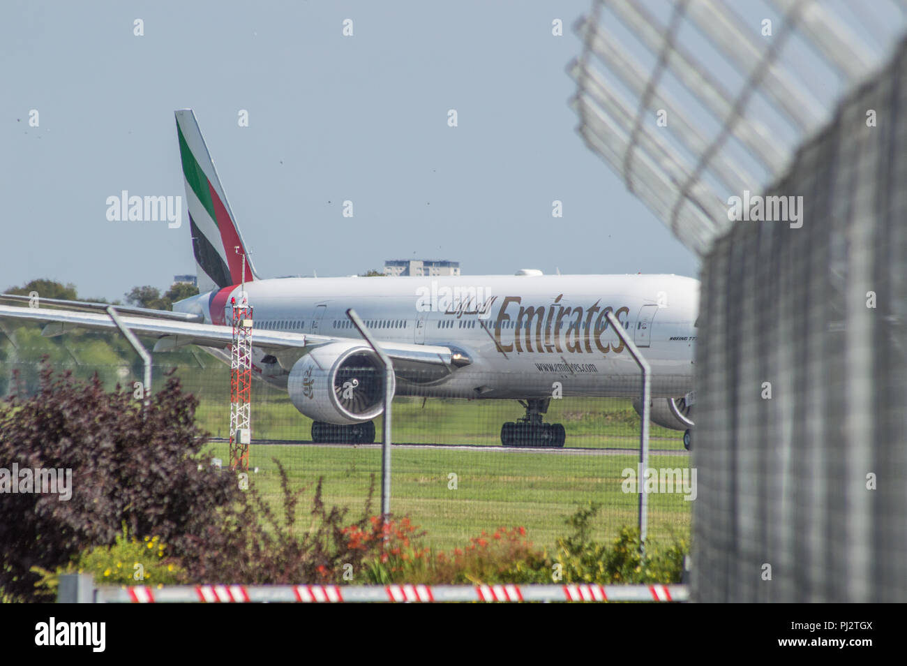 Emirates airlines boeing 777 plane landing glasgow hi-res stock ...