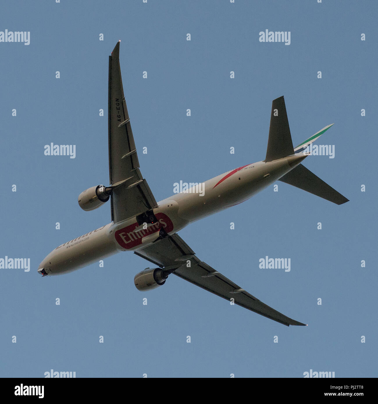 Emirates airlines boeing 777 plane landing glasgow hi-res stock ...